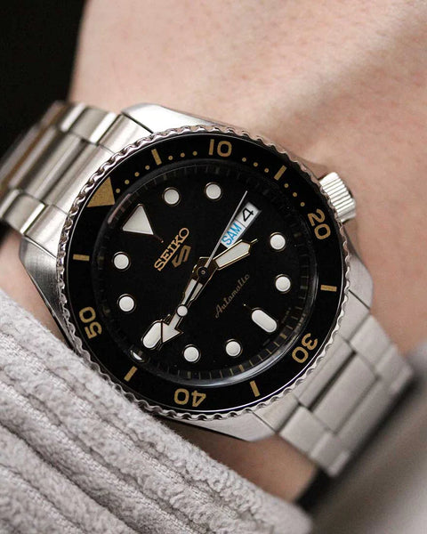 RELOJ SEIKO 5 SPORTS SRPD57K1 AUTOMÁTICO NEGRO - DORADO 42.5MM ...